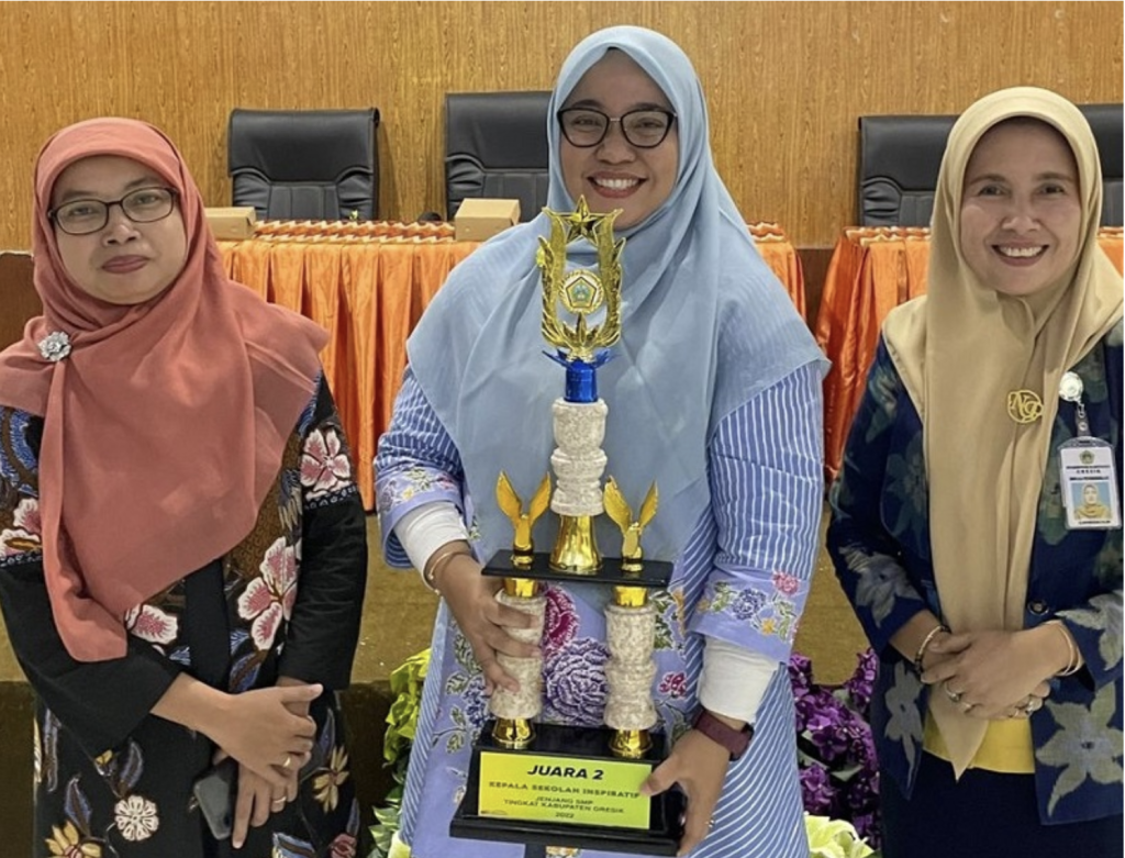 Kepala Sekolah Smpm 12 Gkb Gresik Raih Juara Ii Predikat Inspiratif
