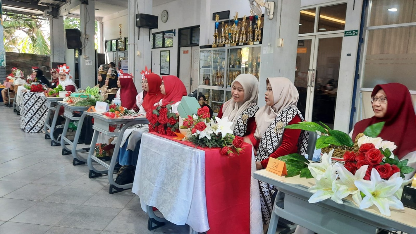 Keseruan Lomba Merangkai Bunga Bertema Kemerdekaan Ikwam Spemdalas ...